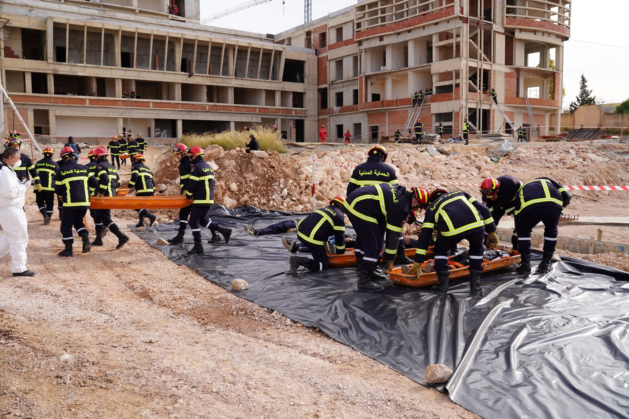 Constantine : une manœuvre de la Protection civile simulant un séisme ...
