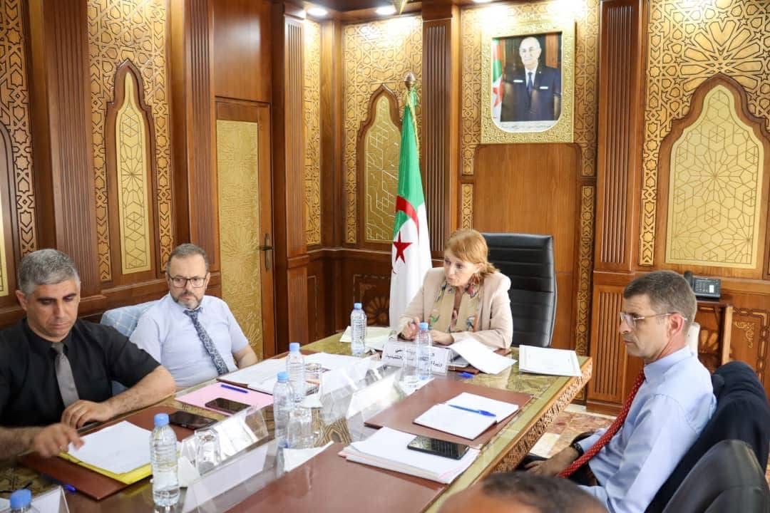 Mme Meddahi préside une séance de travail pour évaluer l'état d'avancement du dossier d ...